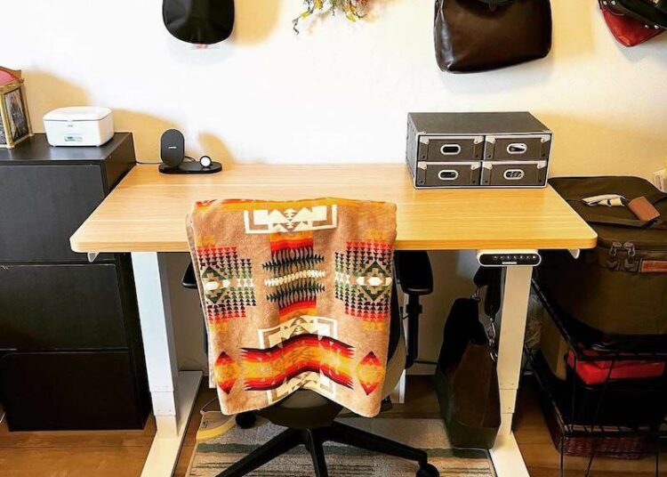 Standing Desk - Stand Up Desk - Sit to stand - INOVA Furniture Ltd